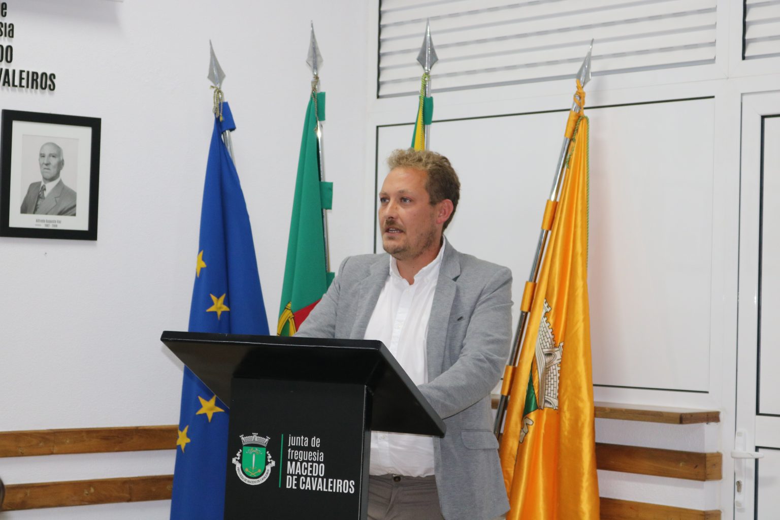 David Vaz toma posse como presidente da Junta de Freguesia de Macedo de ...