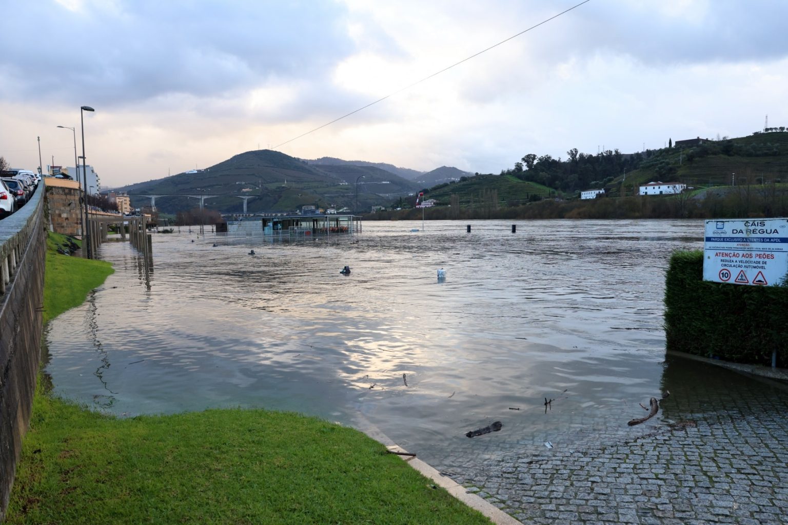 Cais da Régua e da Junqueira fechados devido à subida do Rio Douro ...